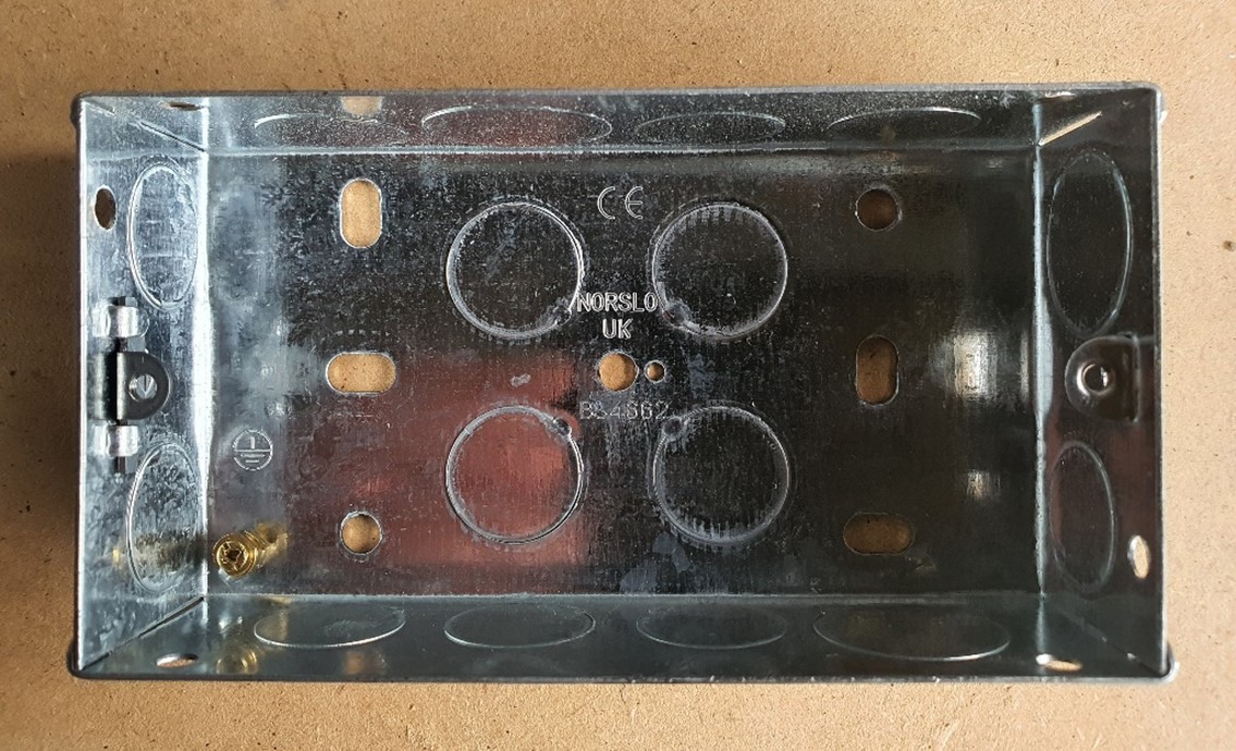 ¿Qué son las cajas traseras eléctricas, el revestimiento seco o el metal?